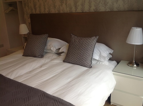 The Coach House, 4 Bed, 3 En-suite, Sleeps 7 - Cheshire