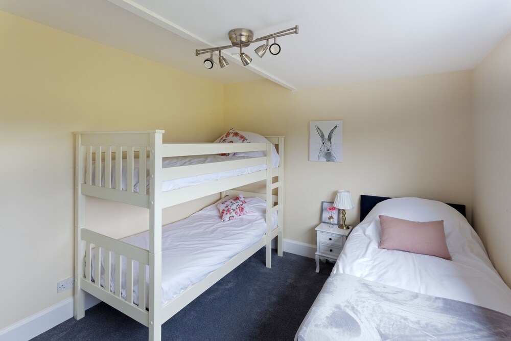 Extensive 6 Bedroom Holiday Home with Stunning Views of the Mayfield ...