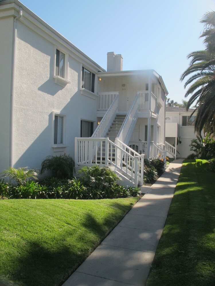 Newly Refreshed Beach Apartment...Steps to the ocean and all ...
