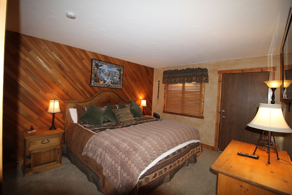 Ski Vail Great location , short walk to Gondola. Pet friendly STR ...