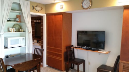 Lakefront Condo With Pool - Smith Mountain Lake, VA