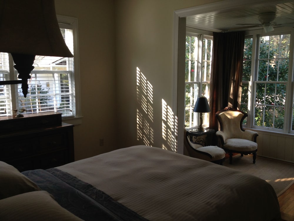 Charming 2BR/2BA Guest House on Historic 2 acres in downtown ...