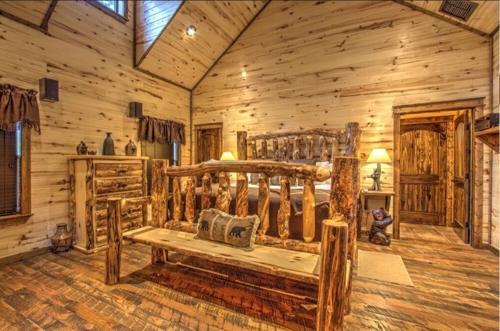 Timber Bear Cabin - Your Perfect Getaway, Firepit/Jacuzzi/WiFi/Much ...