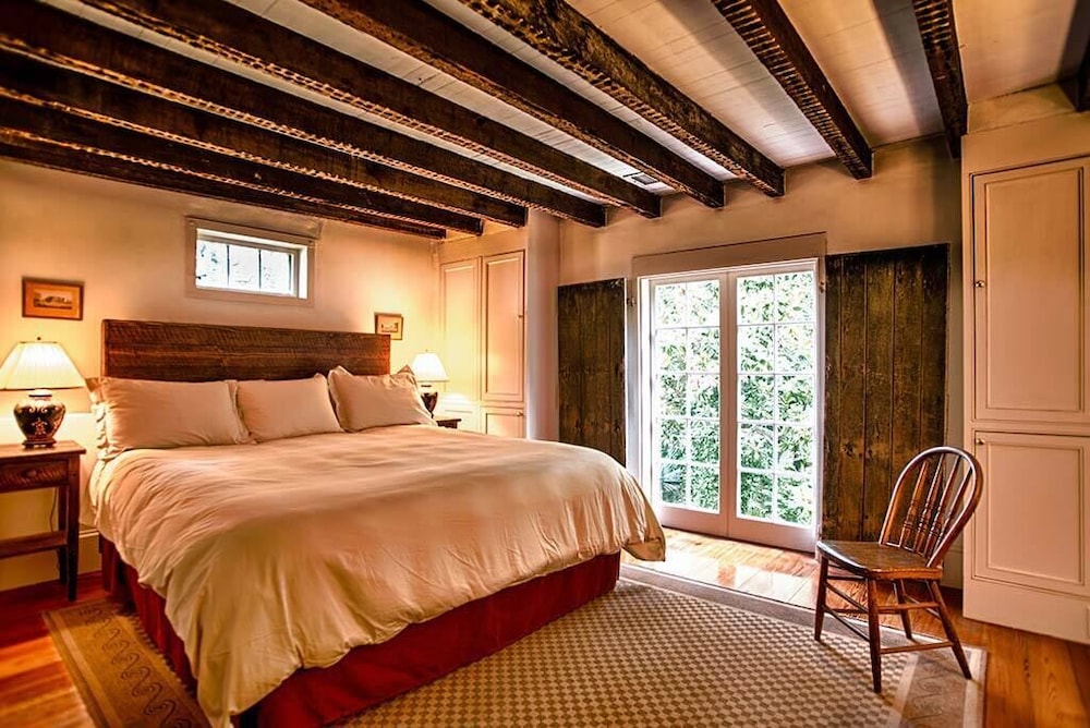 Historic Carriage House East Battery with off street parking!! Reviews ...