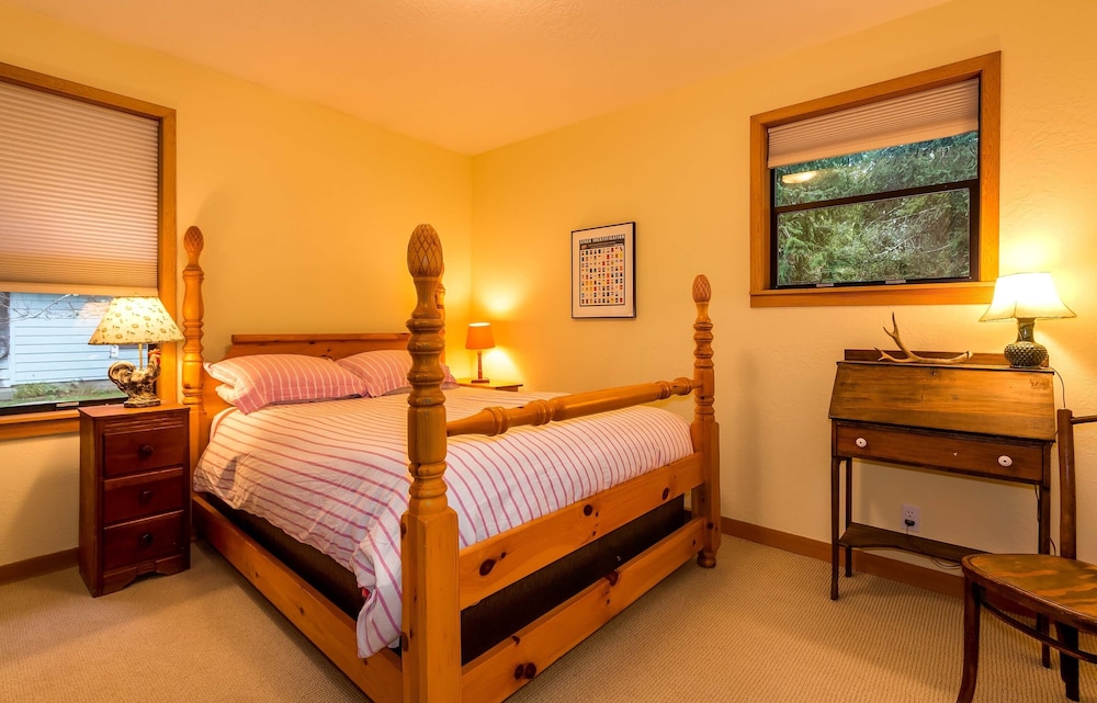 Low bank waterfront on peaceful Fletcher Bay. Perfect for families ...