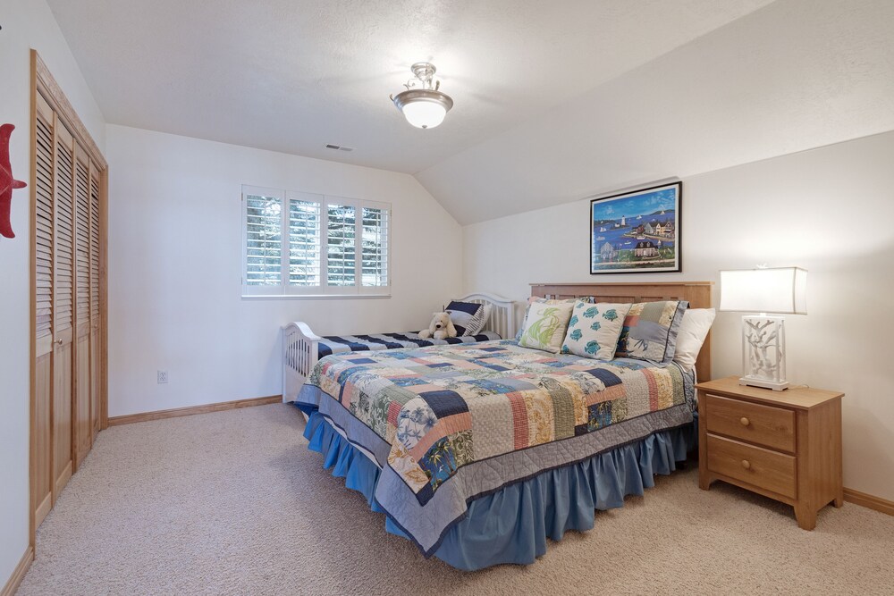 Waterfront cabin w/ kayaks, gas fireplace, & more - Fish Haven | Vrbo