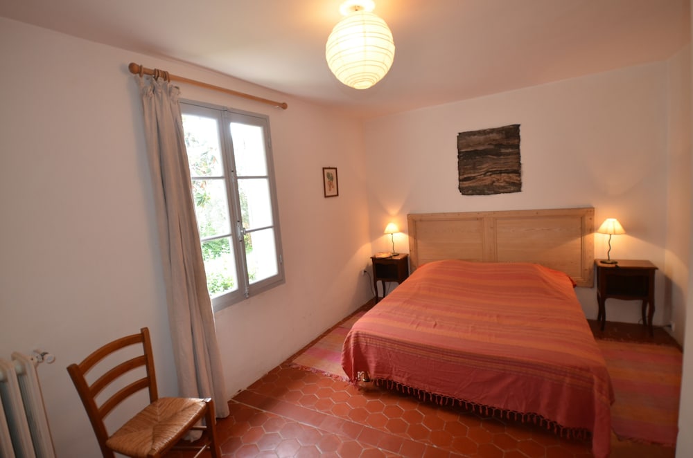 Quiet area with superb views of the Mont Ventoux, In the heart of an ...