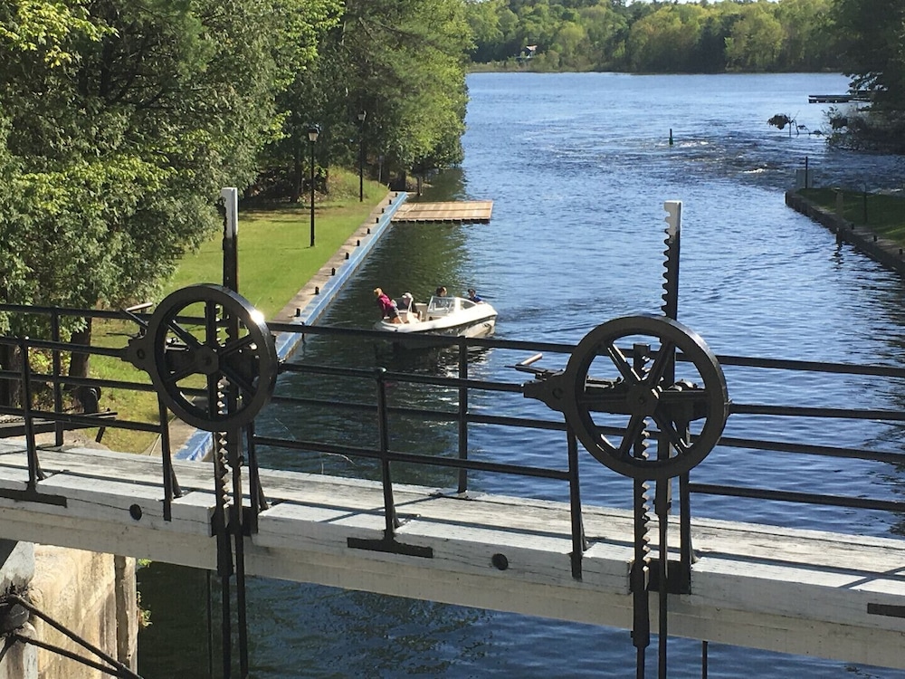 Fishing/family cottage (Renovated) on beautiful Lake Opinicon (Kingston ...