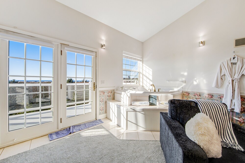 Beach front & ocean view condo with balcony, fireplace - Ocean Shores ...