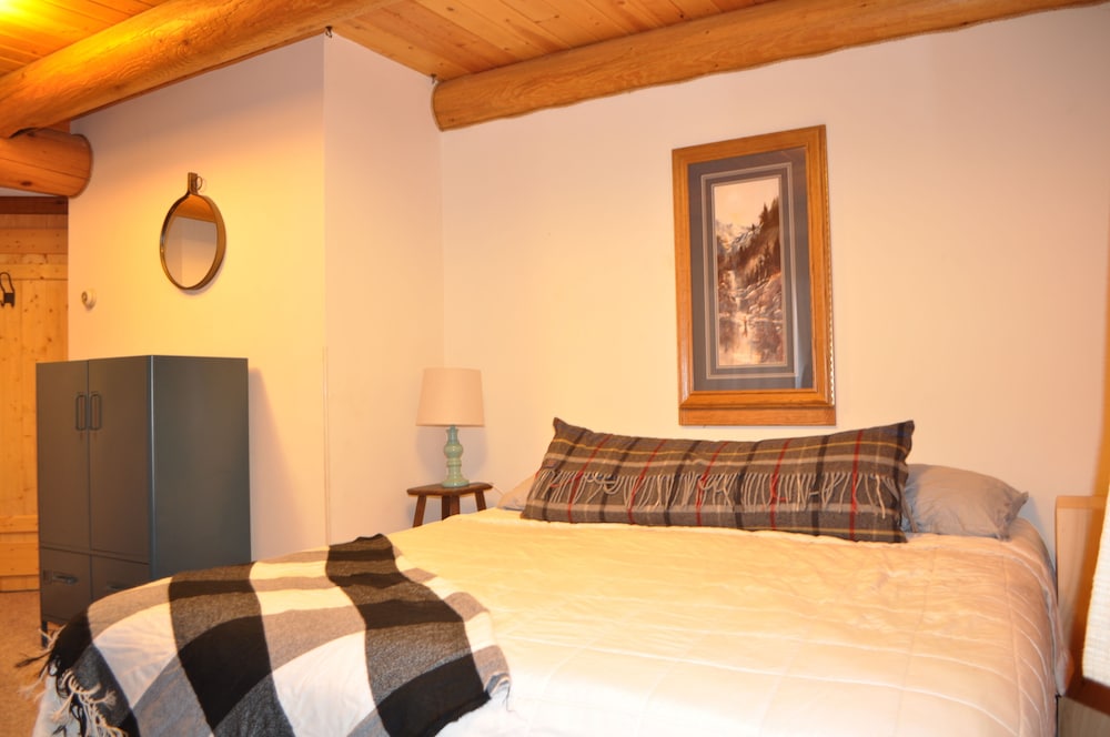 Middle Thompson Lake Log Cabin - Lincoln County | Vrbo