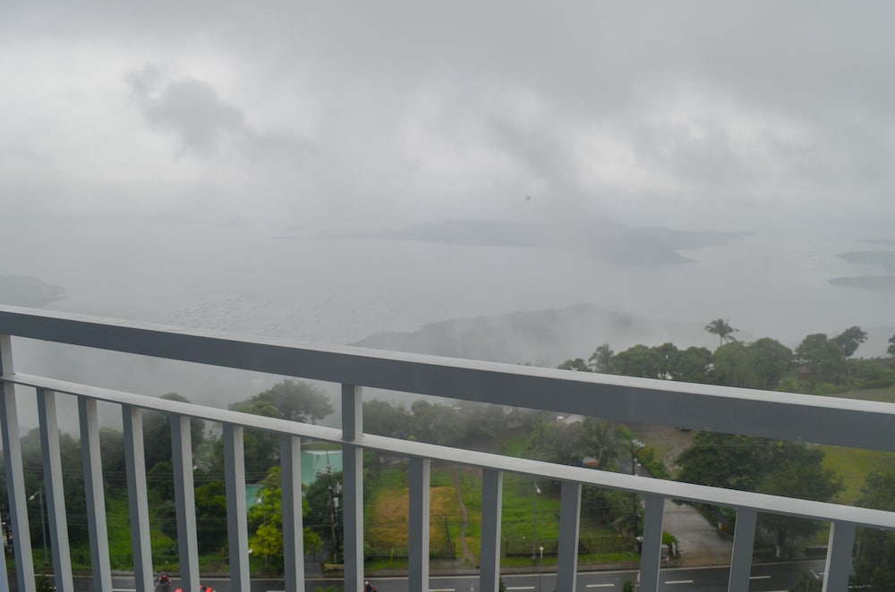 Affordable Staycation overlooking Taal Lake in Tagaytay | Best Rates ...