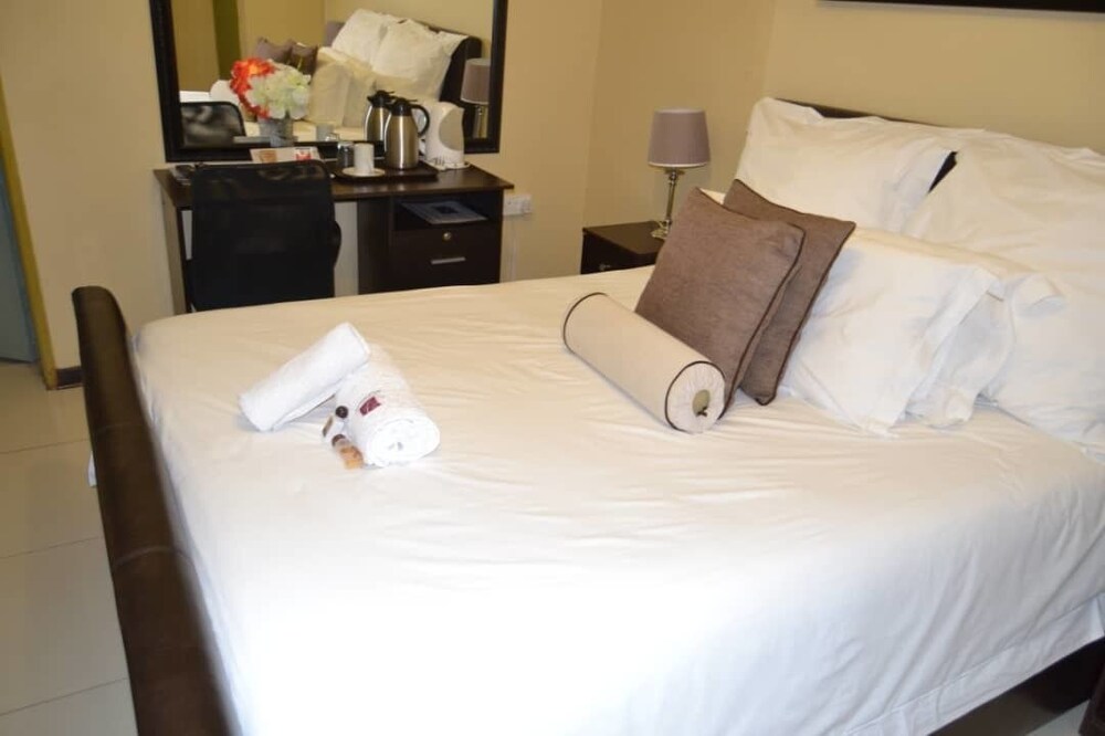 Jasper Guest House, Selebi-Phikwe: $78 Room Prices & Reviews | Travelocity