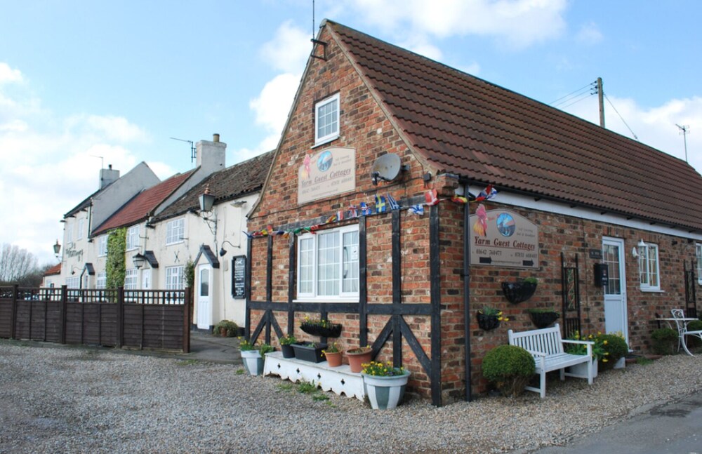 COTTAGE SLEEPING 12 S/C. B&B ADJOINING FOX COVERT PUB YARM - Ingleby ...