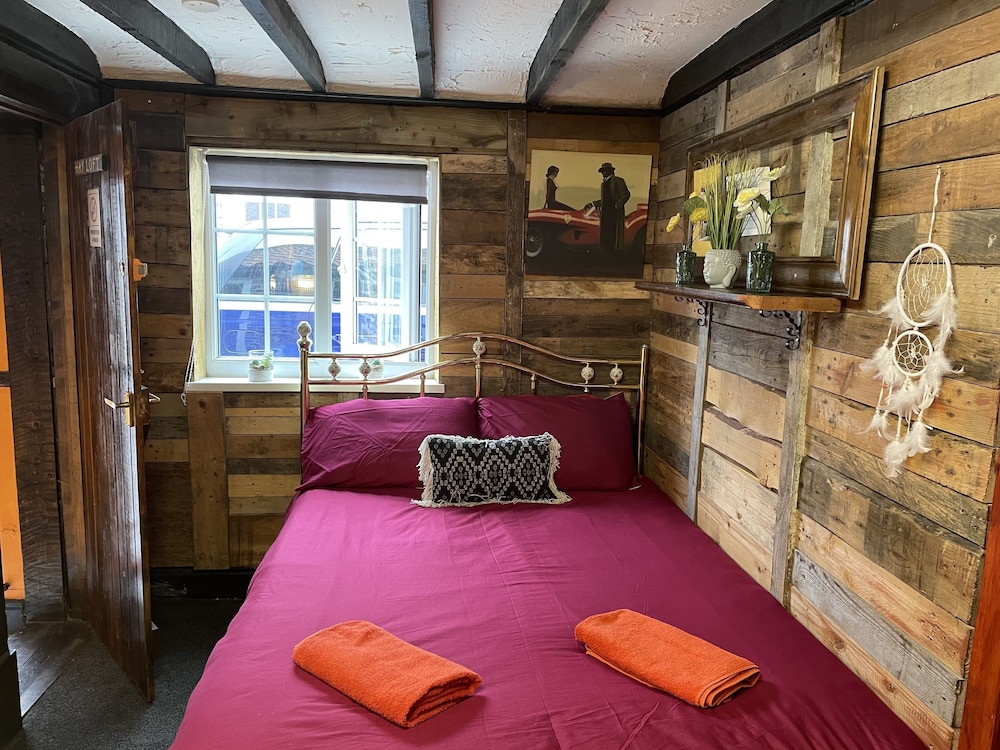 HAYLOFT DOUBLE BED ENSUITE SLEEPING 2 NEXT TO THE FOX COVERT PUB YARM ...