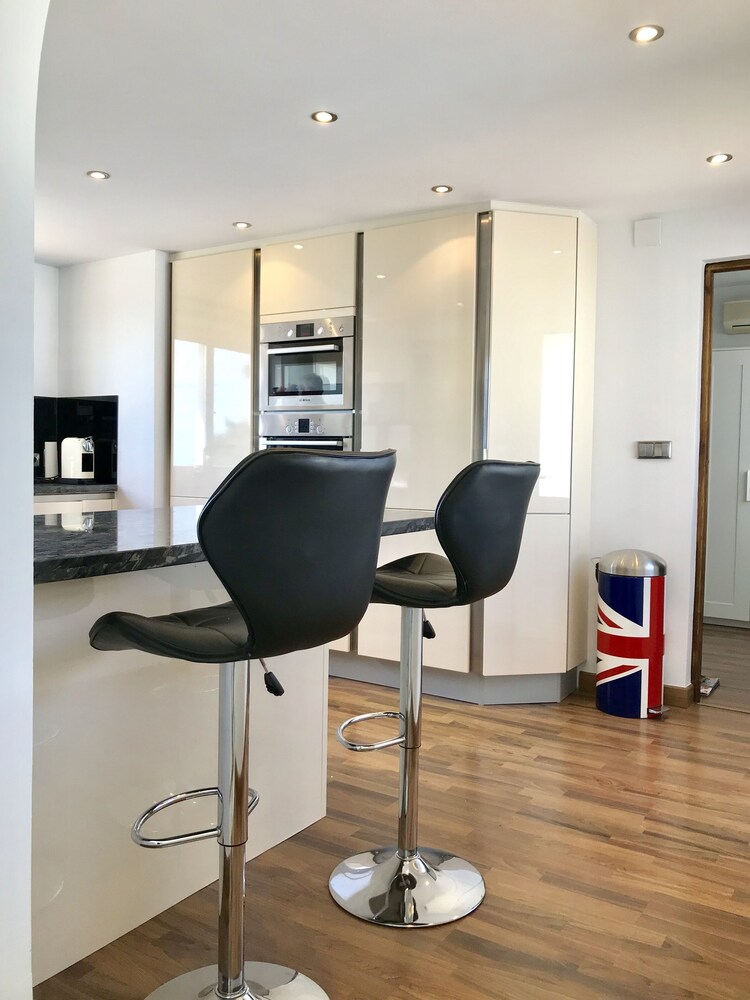 Private Villa, Gym, Private Pool, Parking, 10 min to beach, WIFI, Air ...