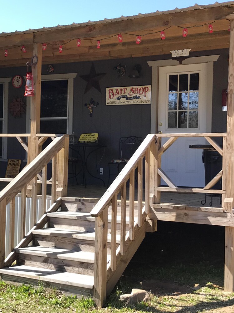 Cozy get-away in the woods with private fishing pond - Van Zandt County ...