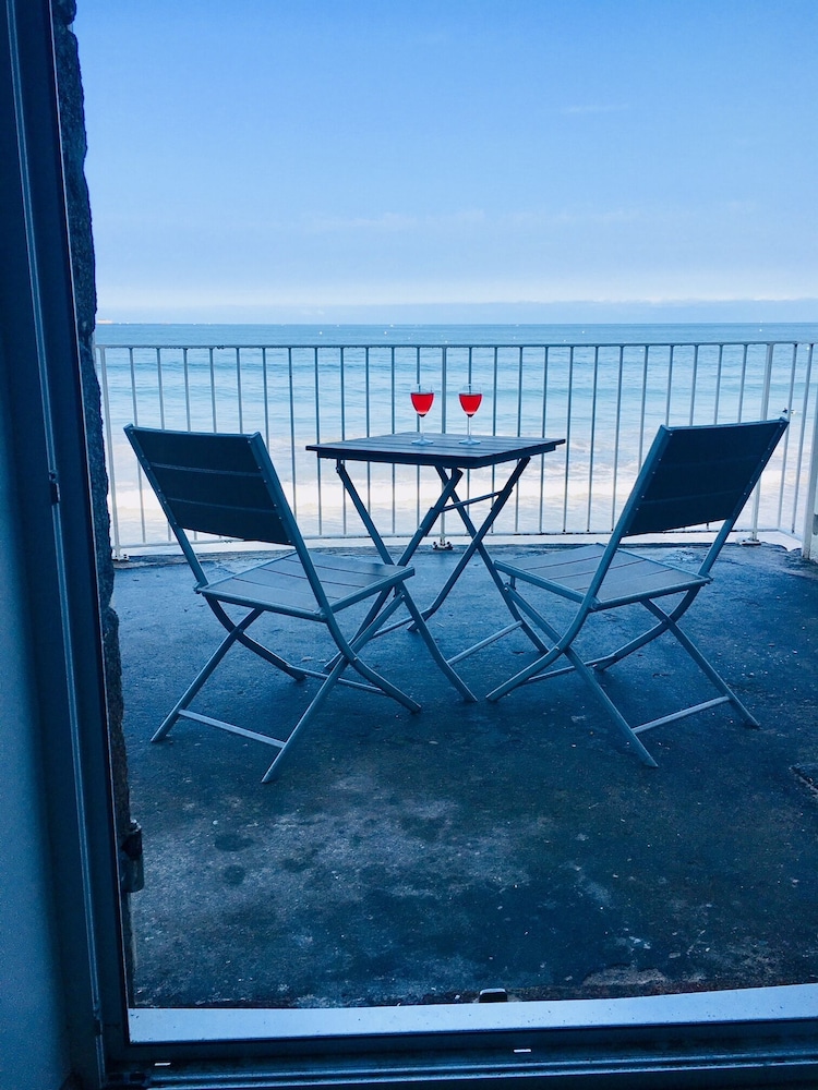 EXCEPTIONAL SEA VIEW WITH LARGE TERRACE ON THE BEACH - Saint-Malo | Vrbo