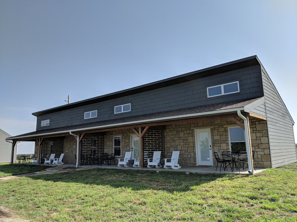 East Bank on Mill Creek, Maple Hill: $152 Room Prices & Reviews ...