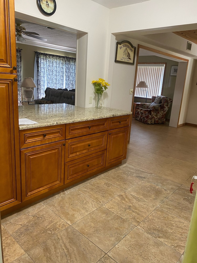 BASS HAVEN 3/1 Lake home. Beautiful Lakefront View. Fish right in the ...
