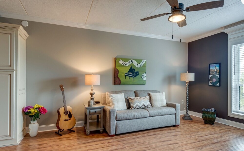 Music Row Condo in Spence Manor/Guitar Shaped Pool: Deals & Reviews ...