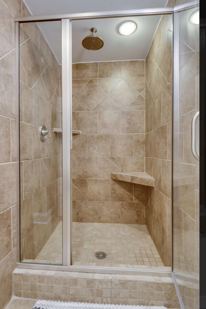 Music Row Condo in Spence Manor/Guitar Shaped Pool: Deals & Reviews ...