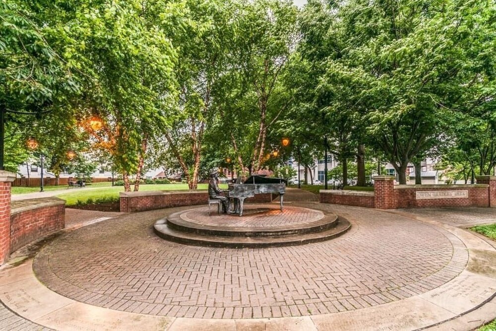 Music Row Condo in Spence Manor/Guitar Shaped Pool: Deals & Reviews ...