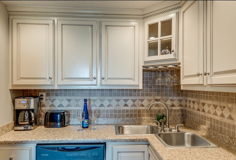 Music Row Condo in Spence Manor/Guitar Shaped Pool: Deals & Reviews ...