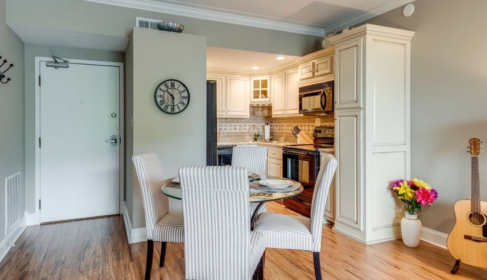 Music Row Condo in Spence Manor/Guitar Shaped Pool: Deals & Reviews ...