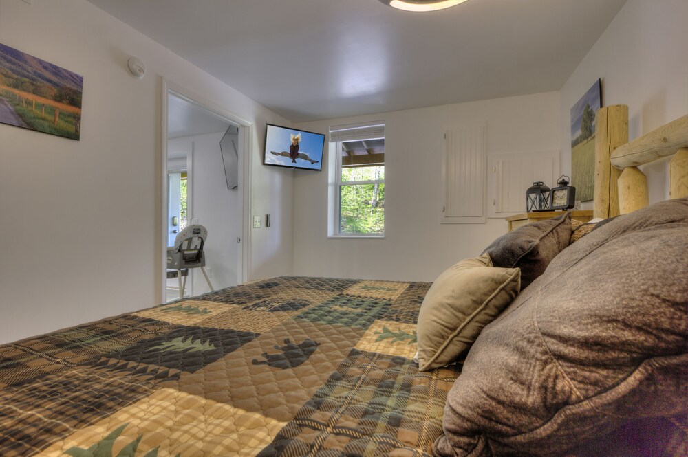 Blessed Mountain Acres w/ Leather Recliners, Hot tub, Swing close to ...