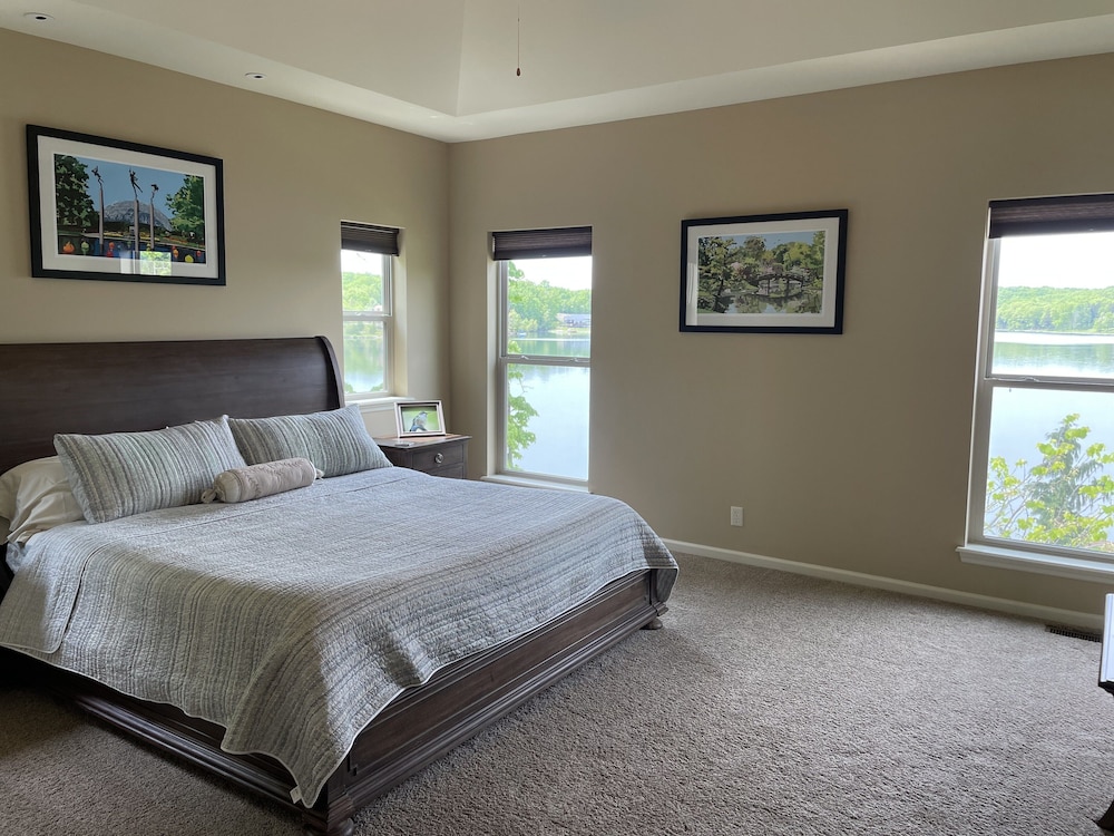 Pristine Lake Alpine house with spectacular sunset view, kayaks, SUPs ...