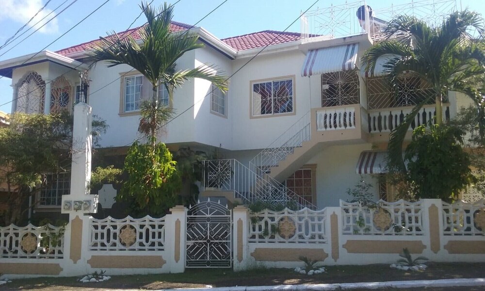 Lovely and Comfortable two bedroom house in Mansfield meadows, Ocho ...