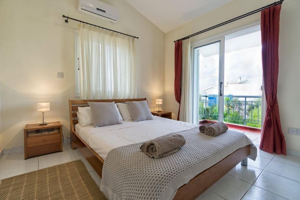 Capers Villa - sleeps 6 guests in 3 bedrooms - Neo Chorio | Vrbo