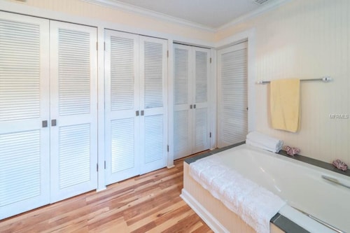 1. Bahia Bungalow Near Downtown, Lido & Siesta Key - Sarasota, FL