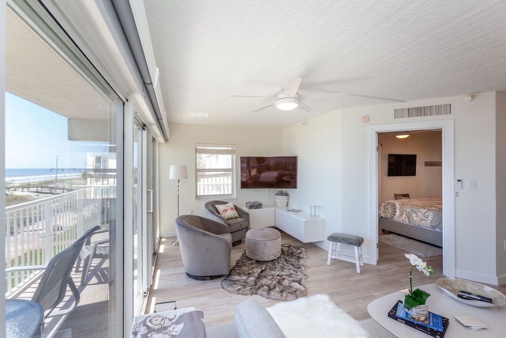 LUXURIOUS Oceanfront - Beachdrifter 201 South-end w wrap around balcony ...