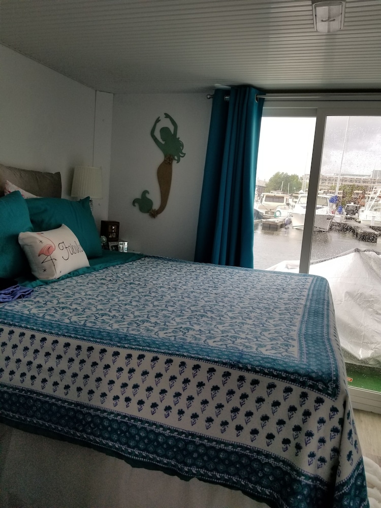 Charlestown Houseboat Walk to attractions Be rocked to sleep - Boston ...