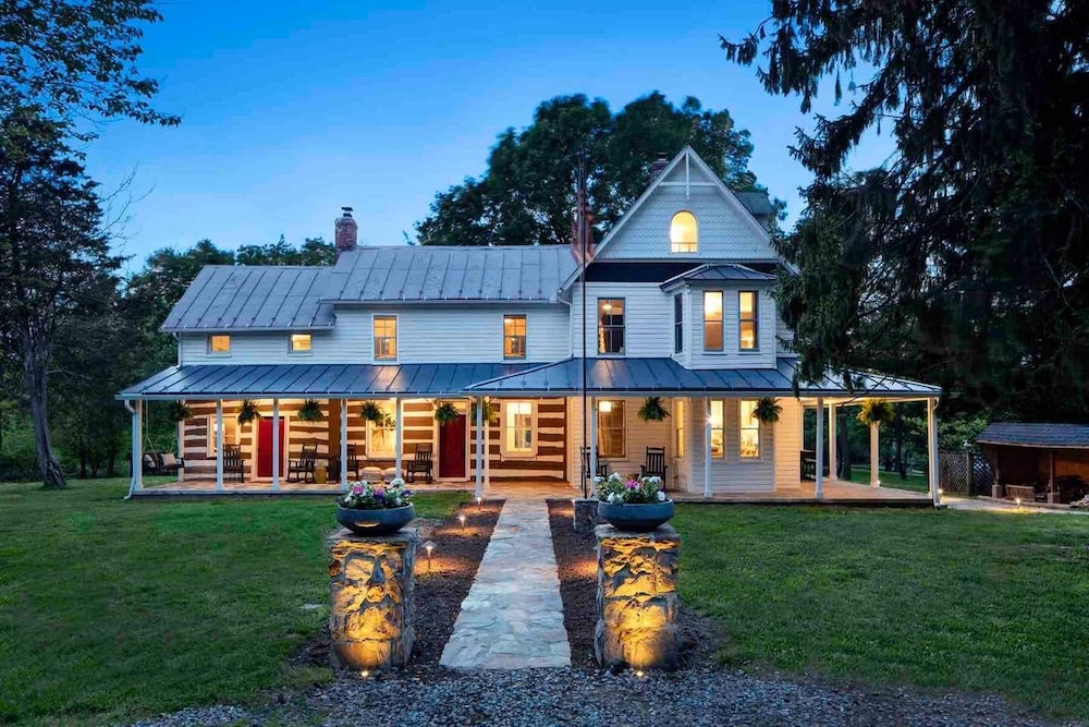 1805 Farmhouse with Heated Pool in Harpers Ferry - Jefferson County | Vrbo