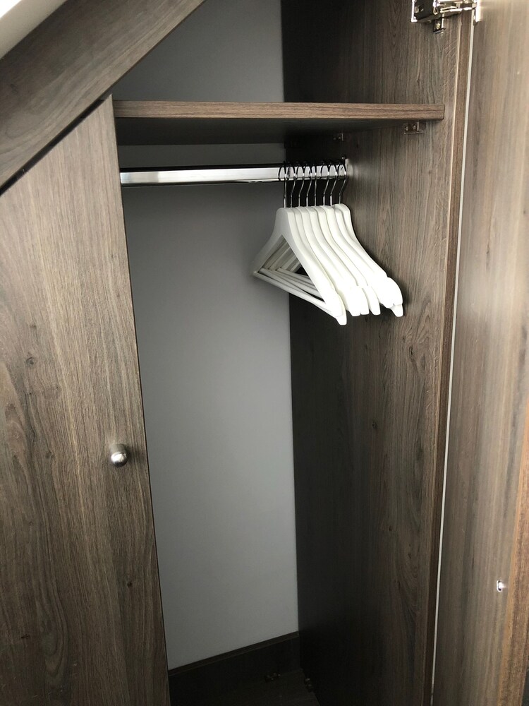 No. 5 Modern Fully-equipped Flat in Beaconsfield New Town easy walk to ...