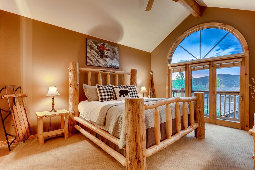Walk to snowflake lift and Main St. Hot tub! - Breckenridge | Vrbo