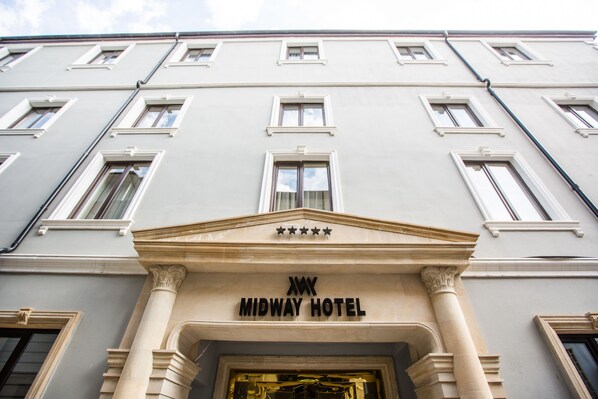 Grand Midway Hotel: 2022 𝗗𝗲𝗮𝗹𝘀 & 𝗣𝗿𝗼𝗺𝗼𝘁𝗶𝗼𝗻𝘀 | Expedia Singapore
