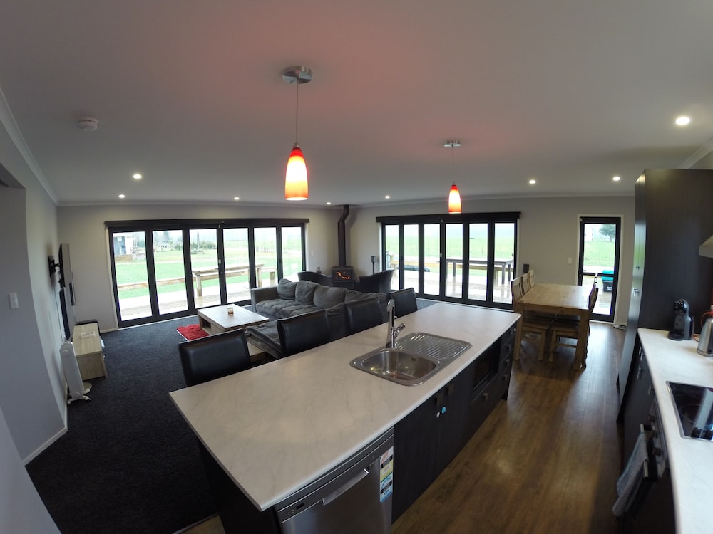 Lake Atiamuri 800m from boat ramp, wakeboard, bike the Waikato trail ...