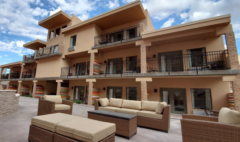 Bluff Dwellings Resort, Bluff: $189 Room Prices & Reviews | Travelocity