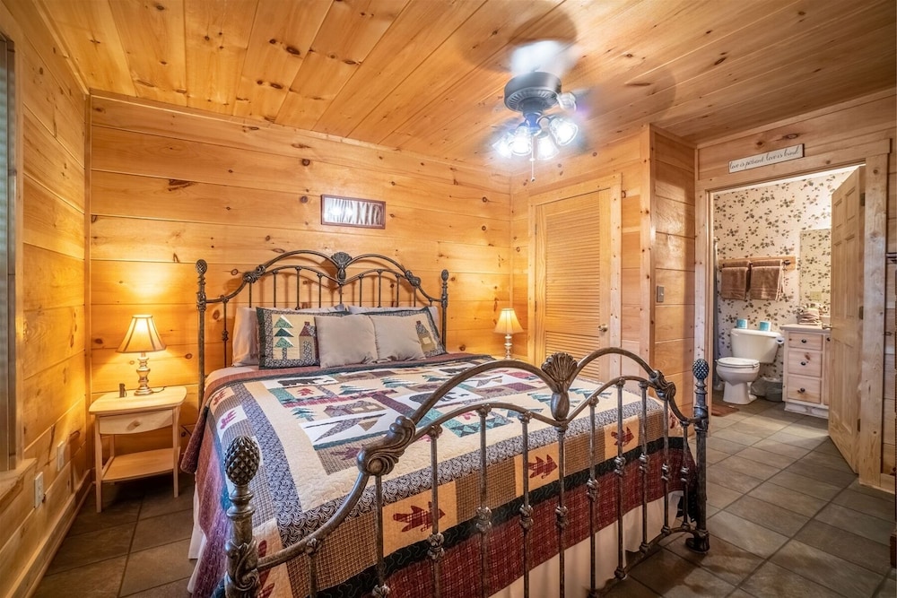 Alpine Rose - Pet-Friendly, Cozy Cabin w/Hot Tub - Helen | Vrbo
