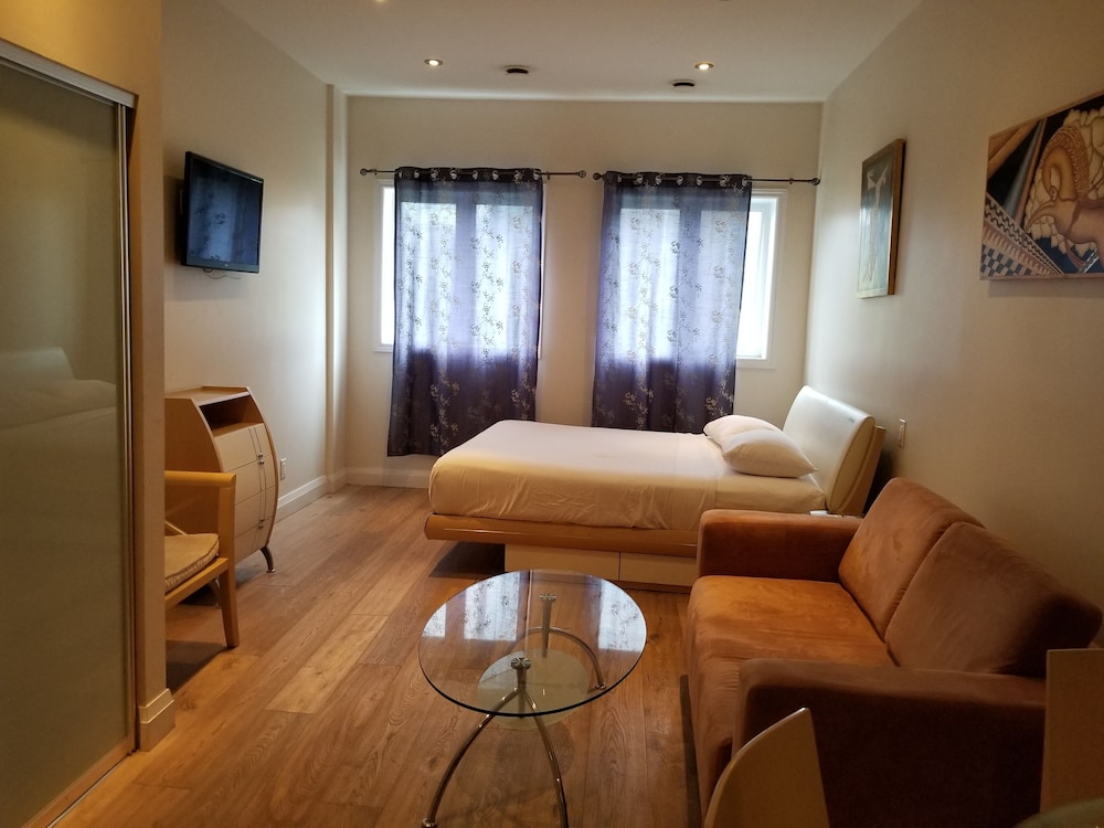 Dragon Gate Inn in Toronto | Best Rates & Deals on Orbitz