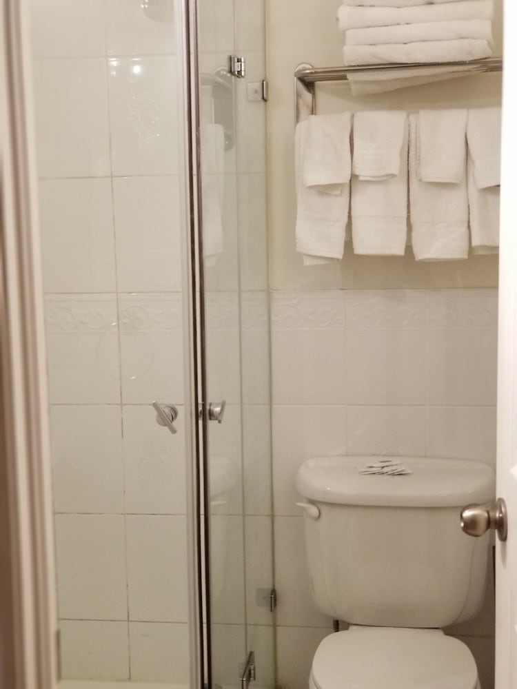 Dragon Gate Inn, Toronto: CA $136 Room Prices & Reviews | Travelocity