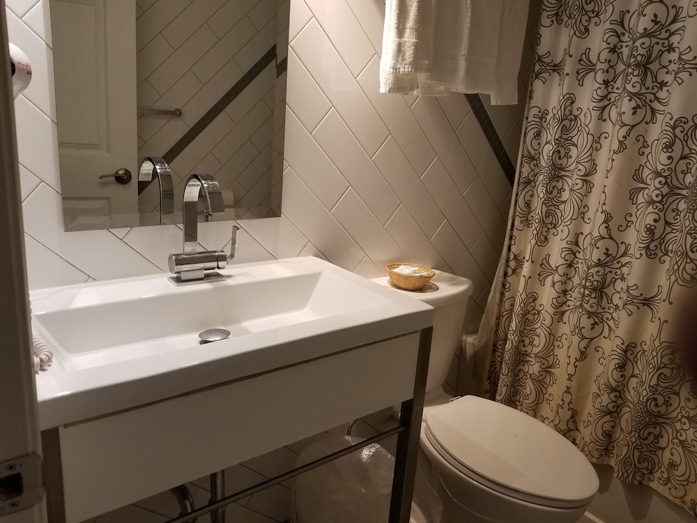 Dragon Gate Inn, Toronto: CA $136 Room Prices & Reviews | Travelocity