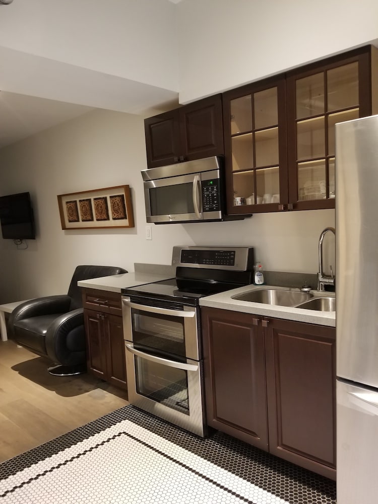 Dragon Gate Inn in Toronto | Best Rates & Deals on Orbitz