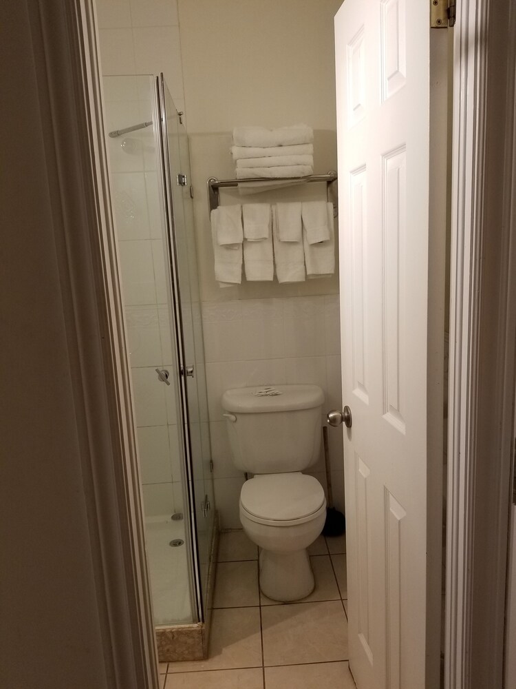 Dragon Gate Inn, Toronto: C$115 Room Prices & Reviews | Travelocity