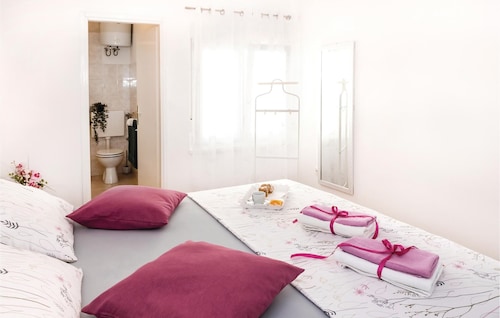 Alojamiento De 2 Habitaciones En Omis - Mimice