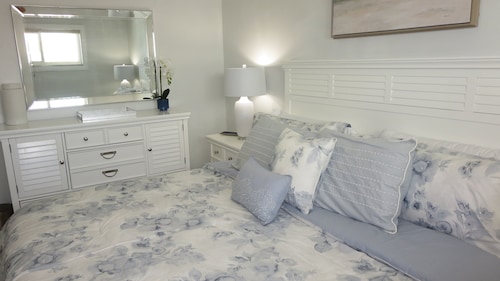 Newly Renovated And Furnished Old Naples Condo - 네이플스