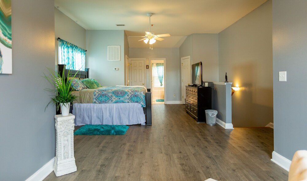 Hidden Gem on the lake and 5 mins to Tanger Outlet - North Charleston ...